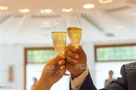 결혼식 축하 행사에서 샴페인 잔으로 건배 반지와 신랑과 신부의 손 2명에 대한 스톡 사진 및 기타 이미지 2명 검은색