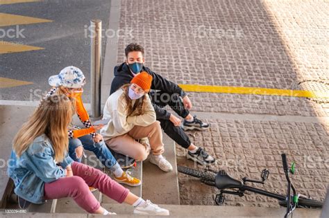 스케이트보드와 Bmx 자전거로 야외에 앉아 있는 얼굴 마스크로 보호받는 젊은 친구들 16 17 살에 대한 스톡 사진 및 기타