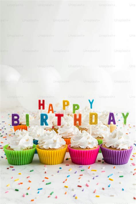 테이블 위에 앉아 있는 컵케이크 그룹 사진 Unsplash의 생일 이미지