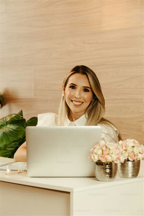 Foto Una Mujer Sentada En Un Escritorio Con Una Computadora Portátil