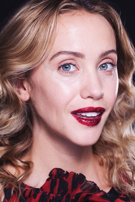 6 Glittery Holiday Makeup Looks You Probably Havent Tried Before