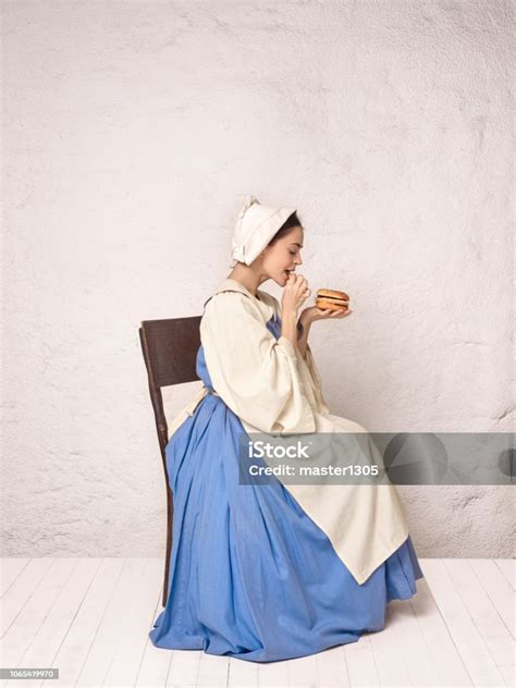 코르 셋 드레스와 모자를 착용 하는 역사적인 제복에서 중세 여자 겸손에 대한 스톡 사진 및 기타 이미지 겸손 관사 긍정적인 감정 표현 Istock