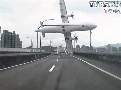 Transasia Airways Atr 72 600 Crash On Highway Business Insider