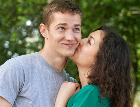 Romantyczny Para Portret Pozuje W Miasto Parku Dziewczyna Całuje