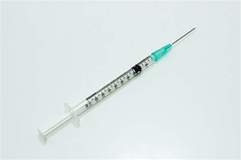 흰색 배경에 고립 된 플라스틱 주사기 바늘 1 Ml 건강관리와 의술에 대한 스톡 사진 및 기타 이미지 건강관리와 의술 단일 객체 백신접종 Istock
