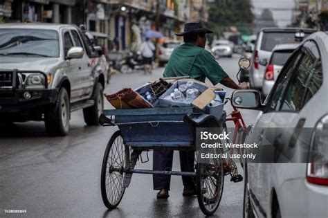 차량 사이의 거리에서 플라스틱 병이 든 세발자전거 카트를 끄는 가난한 남자의 뒷모습 거리에 대한 스톡 사진 및 기타 이미지