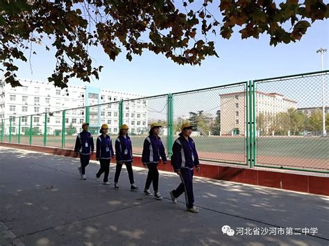 沙河二中学生自主管理 小红帽志愿者制度