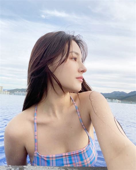 수영장에서 체크원피스 수영복 뽀얀 몸매 몽실가슴골 낸시