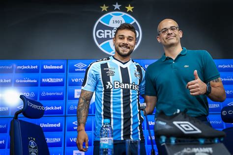 Lateral João Pedro é Apresentado Oficialmente Pelo Tricolor