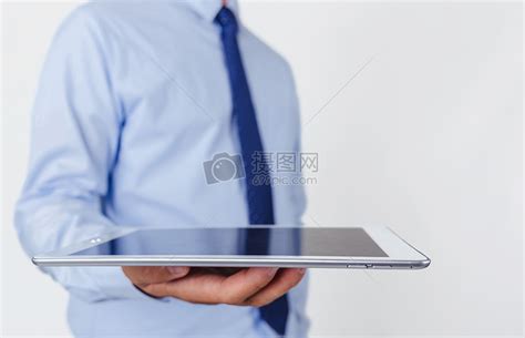 职业男性手持平板电脑高清图片下载 正版图片500505998 摄图网