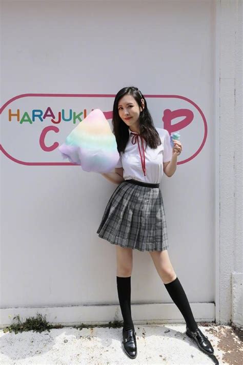 王石夫婦高調秀恩愛，小嬌妻親自刮鬍繫鞋帶，還上演捧臉殺，真甜 壹讀
