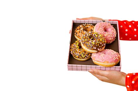 흰색 바탕에 화려한 도넛으로 상자를 들고 하는 여성 손 격리 도넛에 대한 스톡 사진 및 기타 이미지 도넛 다양 바로 먹을 수 있는 Istock