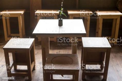 카페 인테리어 나무 테이블과 자입니다 빈티지 교실 효과입니다 0명에 대한 스톡 사진 및 기타 이미지 0명 가구 갈색