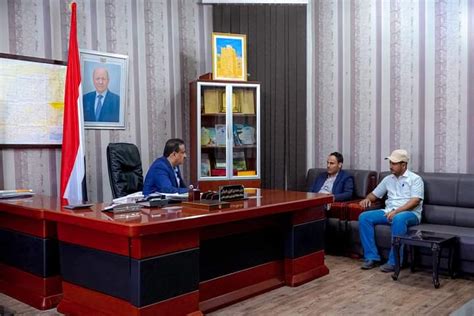 المحافظ بن الوزير يناقش عمل ونشاط فرع مؤسسة الطرق والجسور بالمحافظة