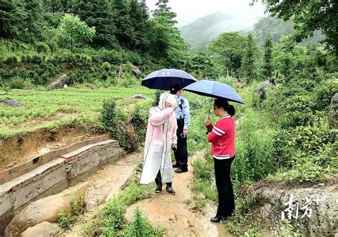 曲江罗坑镇：镇人大代表防汛一线当先锋进行房屋情况