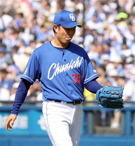 ＜d・中＞2回、先制点を許し、さえない表情でベンチに戻る中日・松葉（撮影・久冨木 修） スポニチ Sponichi Annex 野球
