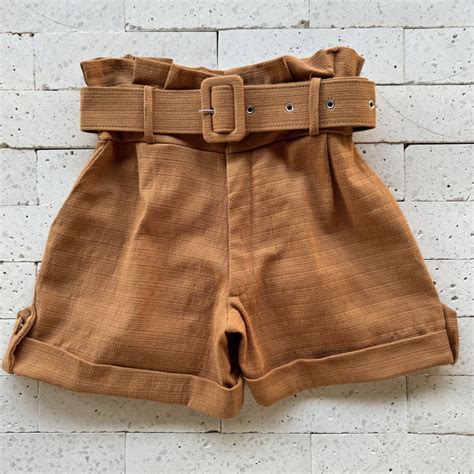 Short Linho Trabalhado CÓs Alto Com Cinto Fivela Nude Dondoca Moda Feminina