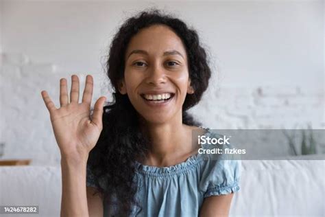 아프리카 여자의 미소는 화상 통화를하는 카메라를보고 헤드샷에 대한 스톡 사진 및 기타 이미지 헤드샷 후보자 가정 생활