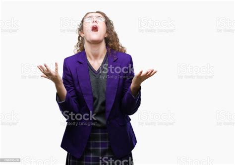 젊은 갈색 머리 학생 소녀 격리 된 배경 미친 고 미친 소리와 적극적인 식와 팔 제기 함 학교 유니폼과 안경 착용 좌절 개념입니다 감정에 대한 스톡 사진 및 기타 이미지