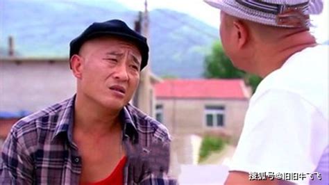 赵本山又一徒弟现丑闻，疑似妻子带娃街头拉横幅，斥责其“人面兽心” 搜狐大视野 搜狐新闻