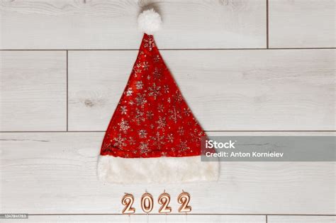 회색 나무 배경에 빨간색 산타 모자와 번호 2022 축제 크리스마스와 새해 카드 0명에 대한 스톡 사진 및 기타 이미지 0명