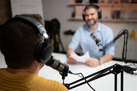 스튜디오에서 팟캐스트를 녹음하는 두 명의 알아볼 수 없는 남자 팟캐스팅에 대한 스톡 사진 및 기타 이미지 팟캐스팅 해설자