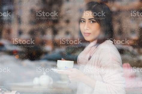 커피와 함께 창 근처 카페에서 아름 다운 귀여운 소녀 크리스마스 휴일입니다 겨울입니다 행복 한 매력적인 Hipster 소녀