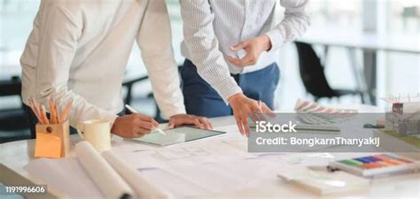 건설 프로젝트에서 함께 일하는 건축가와 엔지니어의 자른 샷 사무실에 대한 스톡 사진 및 기타 이미지 사무실 산업 엔지니어 Istock