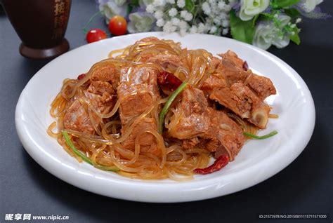 龙骨炒粉摄影图 传统美食 餐饮美食 摄影图库 昵享网nipic cn