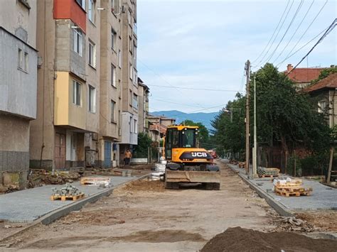 В ход е основен ремонт на 17 улици в Мездра снимки