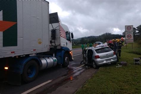 Homem Morre Em Colisão De Carro Com Caminhão Na Br 040