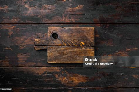 오래 된 나무 부엌 보드 평면도 평면 누워 텍스트 또는 음식을 위한 복사 공간 오래된 어두운 나무 테이블 배경 가정용 장비에