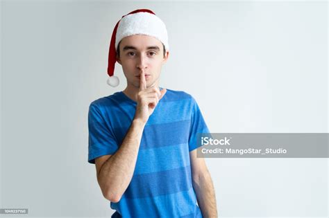 심각한 남자 산타 모자를 착용 하 고 침묵 제스처를 만들기 T 셔츠에 대한 스톡 사진 및 기타 이미지 T 셔츠 개념 고객 Istock