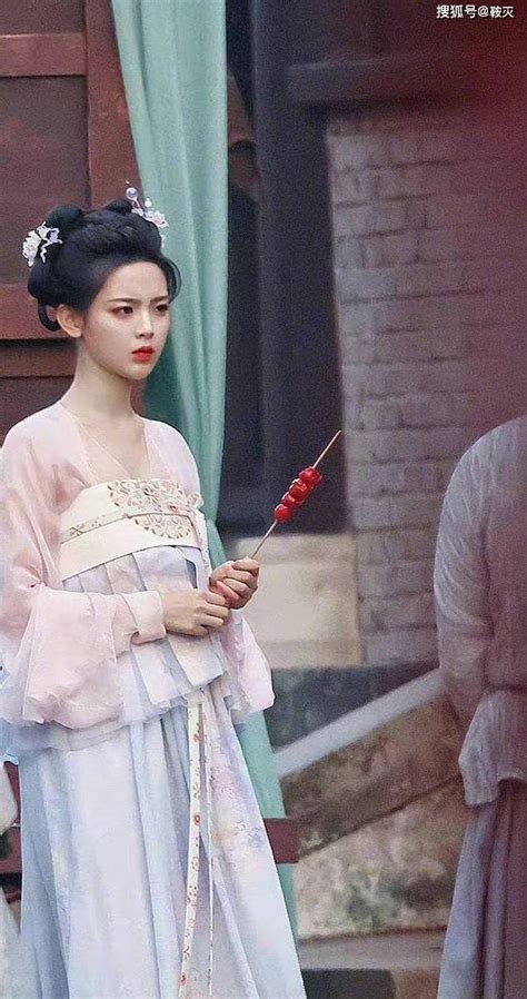 杨超越糖葫芦与襦裙，古装扮相相当可爱 搜狐大视野 搜狐新闻