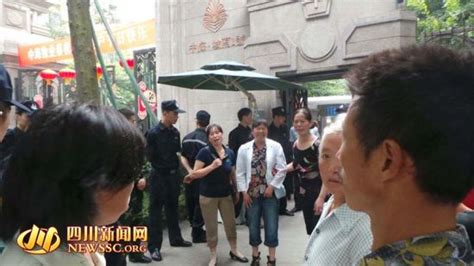 六旬老汉骑三轮车撞墙致死 家属围堵物业追要说法新浪新闻