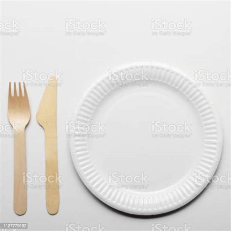 흰색 배경 근접 촬영에 나무 단일 사용 주방 용품과 종이 접시 평면도 가정 생활에 대한 스톡 사진 및 기타 이미지 가정 생활
