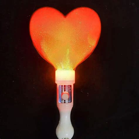Светящаяся палочка фонарик Сердце купить по доступным ценам в интернет магазине Ozon