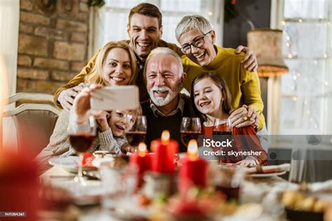 행복 한 확장 가족 식탁에서 점심 식사 시간에 셀 카를 복용 Brand Name Smart Phone에 대한 스톡 사진 및 기타 이미지 Brand Name Smart