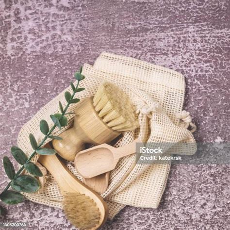 제로 폐기물 욕실 액세서리 천연 나무 브러시 Spa 회색 배경 광장 0에 대한 스톡 사진 및 기타 이미지 0 0명 개체