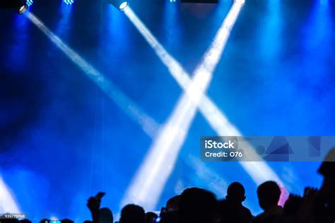 콘서트 사람들이 실루엣에 참석 하는 콘서트 군중 표시 무대 조명 백라이트 올려진 손과 스마트폰 여기 저기 볼 수 있습니다 가수에