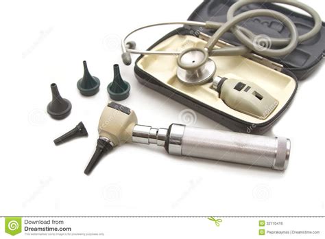 Otoscope и Opthalmoscope установили для рассмотрения глаза уха с ...