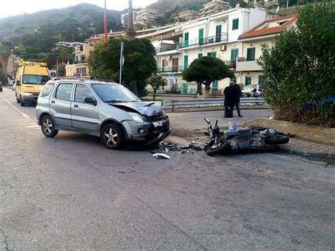 Incidente A Messina Scontro Tra Auto E Scooter Due Feriti Gazzetta