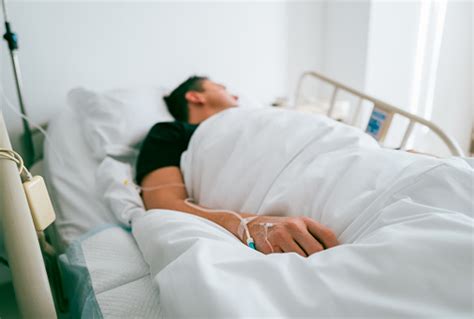 현대적인 사립 고급 병원의 단일 병동에서 환자와 간호사 침대에 대한 스톡 사진 및 기타 이미지 침대 병원 환자 Istock
