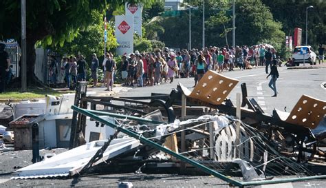 Kerusuhan Kaledonia Baru Puing Dan Sisa Barang Terbakar Berserakan Di