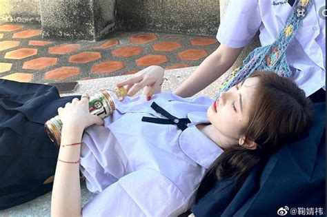 “จวีจิ้งอี” ดาราสาวจีนยังอินเที่ยวเมืองไทย โพสต์ภาพสวมชุด “นักเรียนไทย