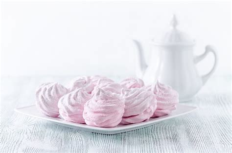 사랑스러운 파스텔 로즈 머랭 제퍼 마시멜로 나무 빈티지 테이블에 커피 냄비 Dry Confectionery에 대한 스톡 사진 및