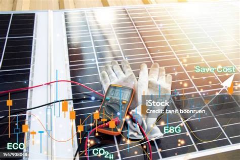 태양 전지판과 같은 청정 에너지 사용의 개념 지구 온난화를 줄이고 비용을 절감하는 데 도움이 됩니다 3차원 형태에 대한 스톡 사진 및 기타 이미지 Istock