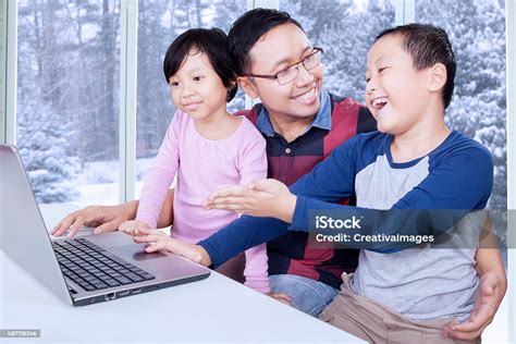 활기참 남자아이 표시중 랩탑형 자신의 자매 및 Dad 2015년에 대한 스톡 사진 및 기타 이미지 2015년 가족 계절