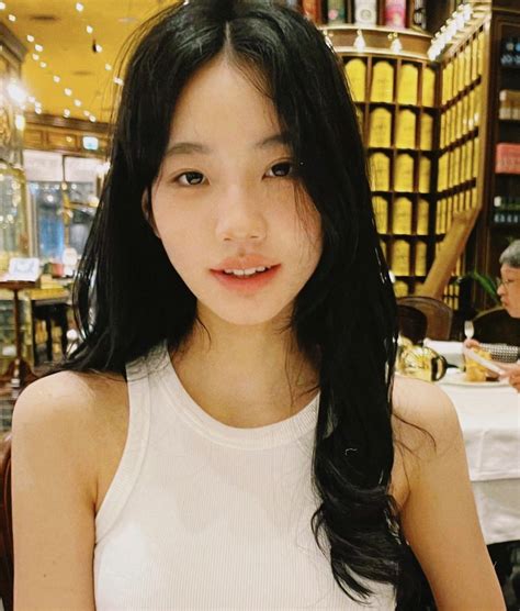 小s二女儿不愧为新一代纯欲战神，氛围感满分，还有点撞脸妍珍呐