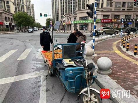 南京栖霞城管春节坚守在岗服务管理“不打烊”保障工作市民